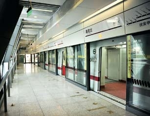 ‘Metro Shutterbug’ lives a dream of picturing subway stations--嘉定报