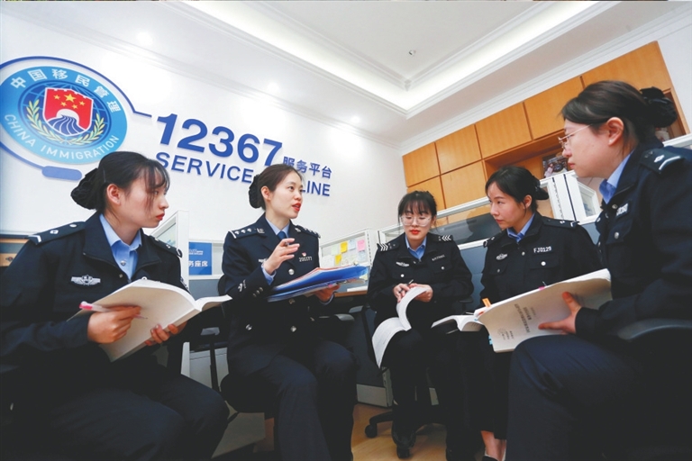 每日例行碰头会，进行简短的业务交流和业务文件学习。