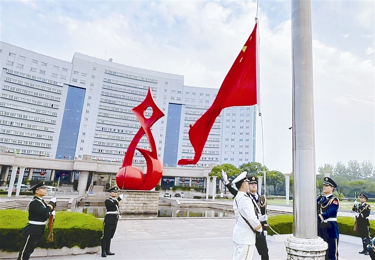 升国旗 庆华诞--江阴日报