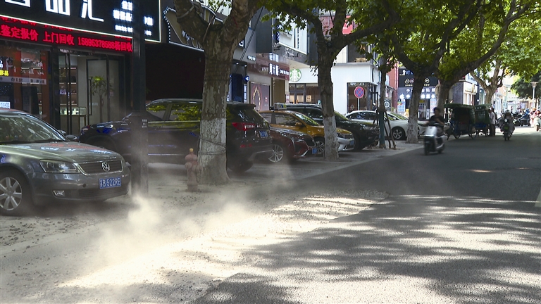 碎石飞溅 路面隐患何时清除？--江阴日报